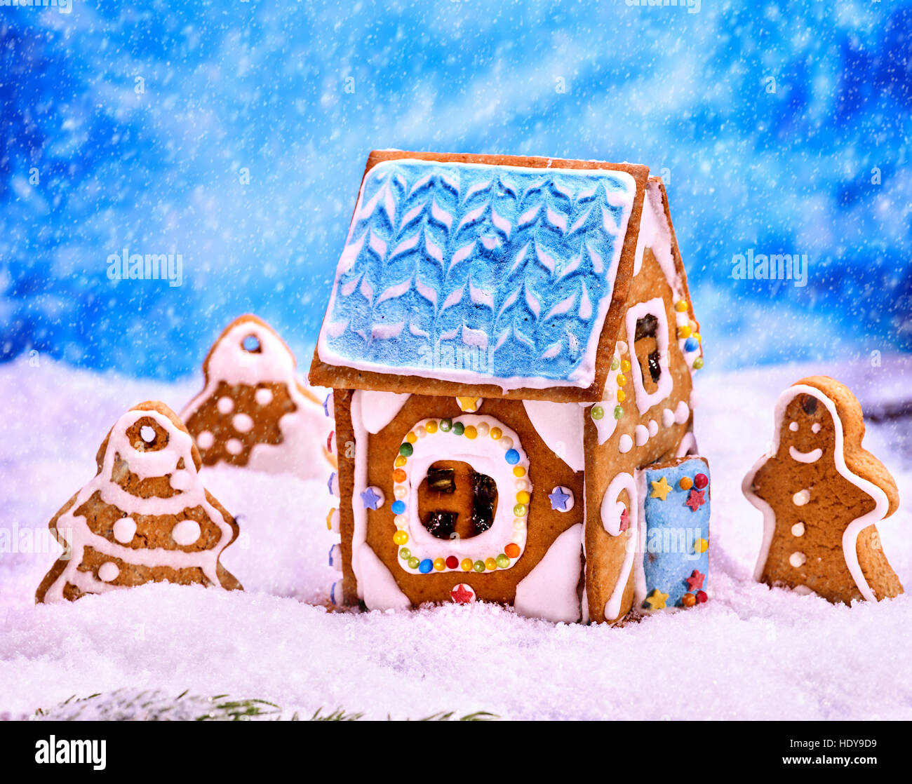 Gingerbread man near house hi-res stock photography and images - Alamy