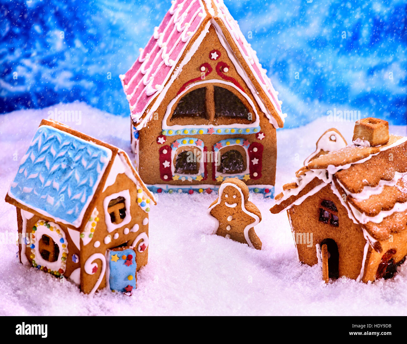 Christmas top view of gingerbread man and house Stock Photo - Alamy