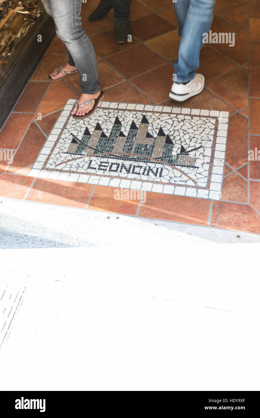 Medieval city of San Gimignano, Tuscany, Italy. Shopping, Leoncini ...
