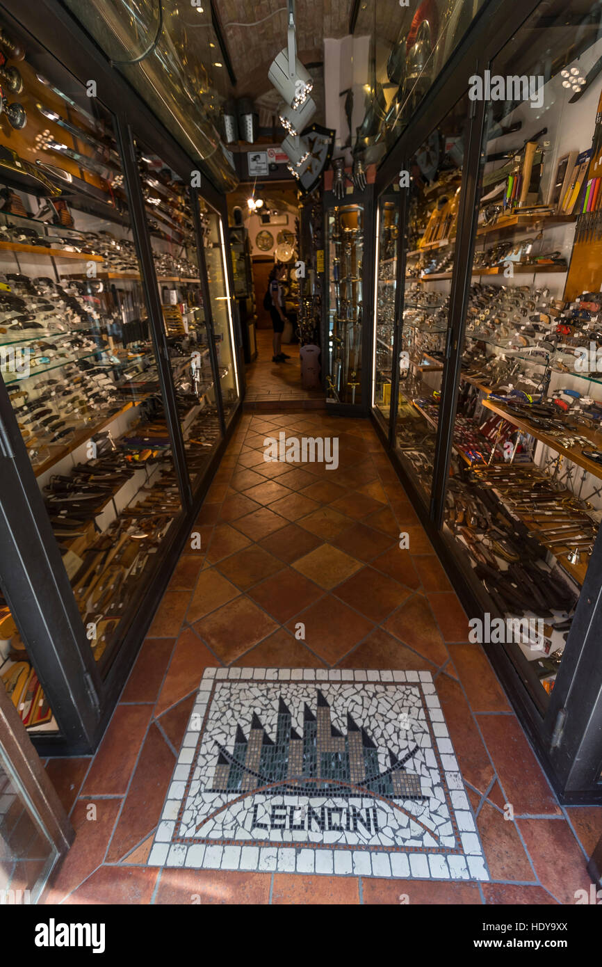 Medieval city of San Gimignano, Tuscany, Italy. Shopping, Leoncini ...