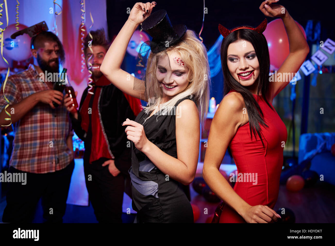 Girls dancing nightclub hi-res stock photography and images - Alamy