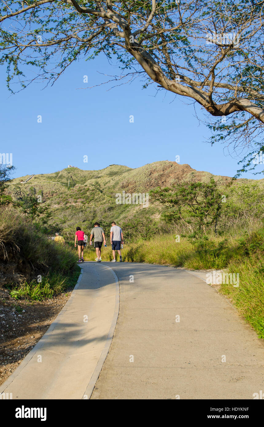 Hiking in Diamond Head State Monument (Leahi Crater), Honolulu, Oahu ...