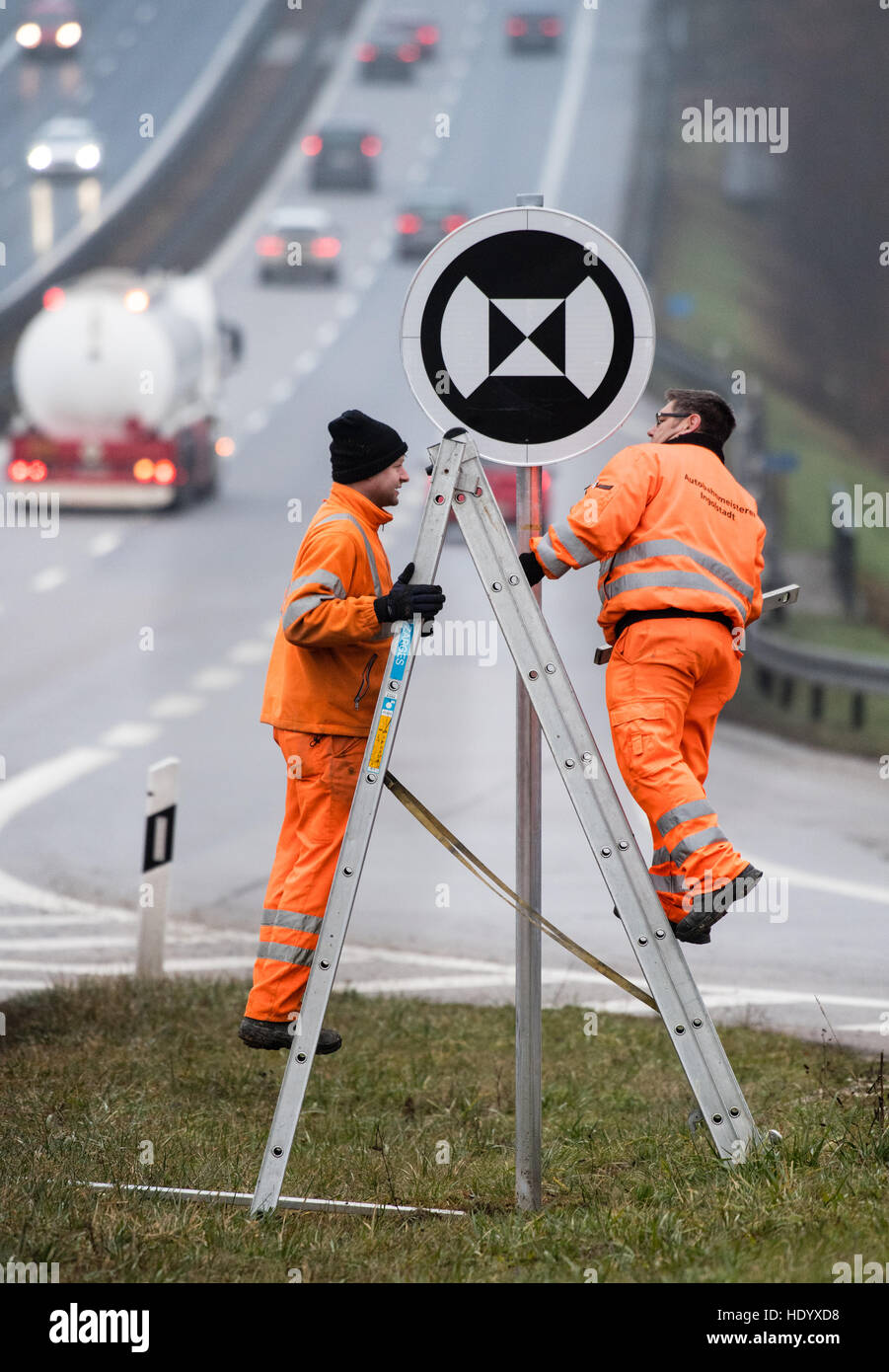 Wolnzach, Germany. 15th Dec, 2016. Road maintenance workers Florian ...