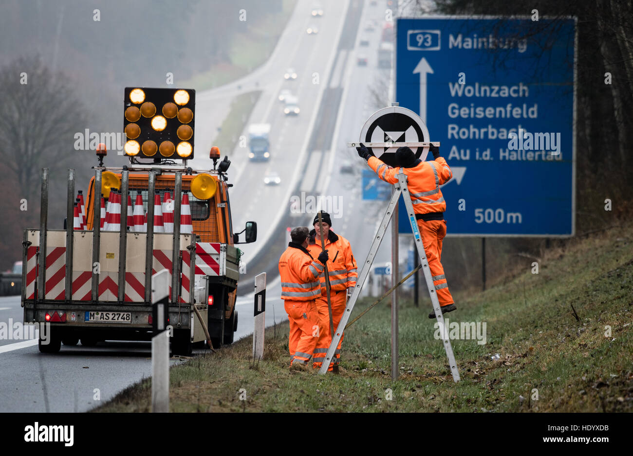 Wolnzach, Germany. 15th Dec, 2016. Road maintenance workers from the ...