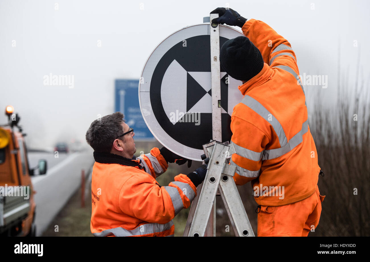 Wolnzach, Germany. 15th Dec, 2016. Road maintenance workers Florian ...