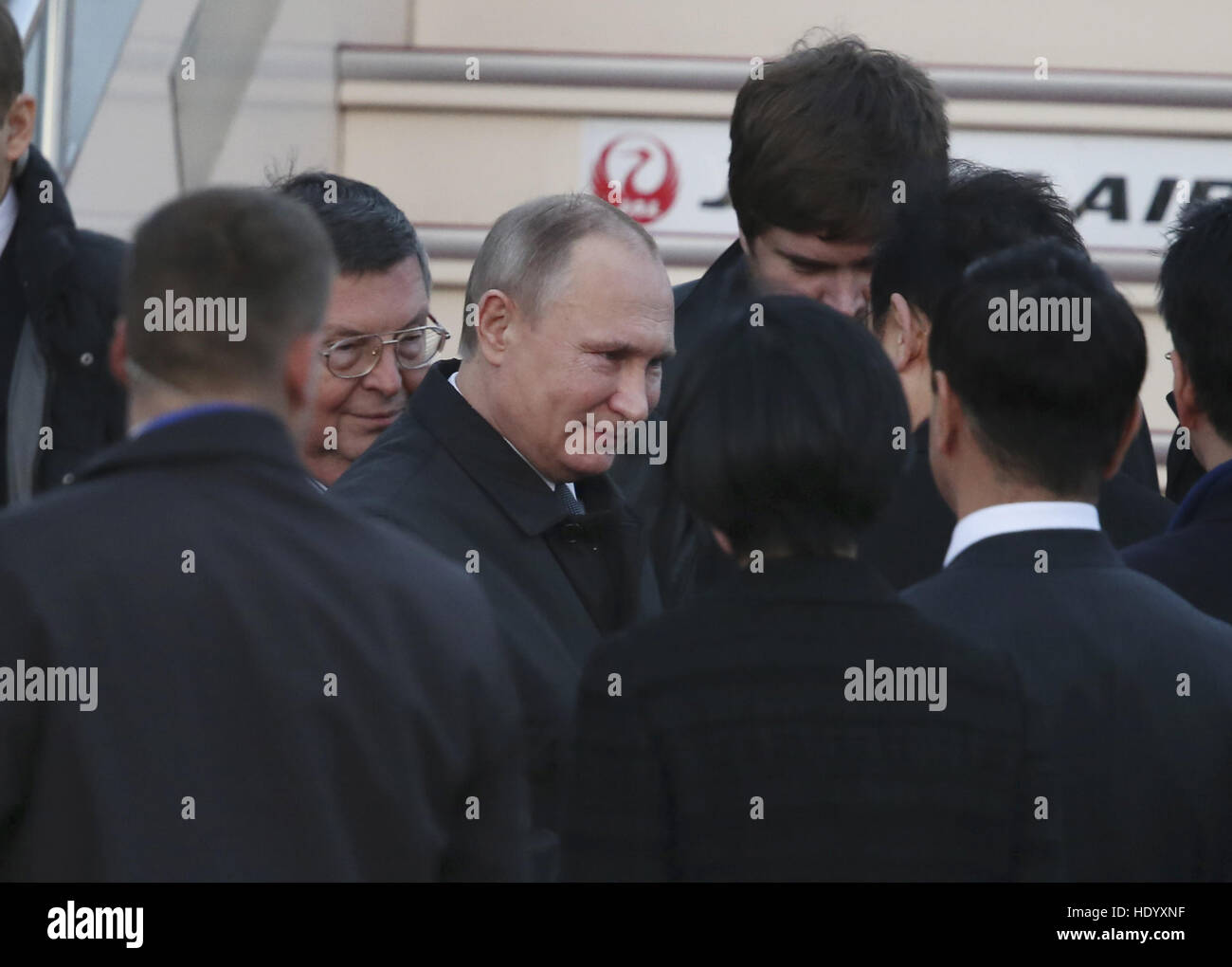 Nagato, Japan. 15th December, 2016. Russian President Vladimir Putin (C ...