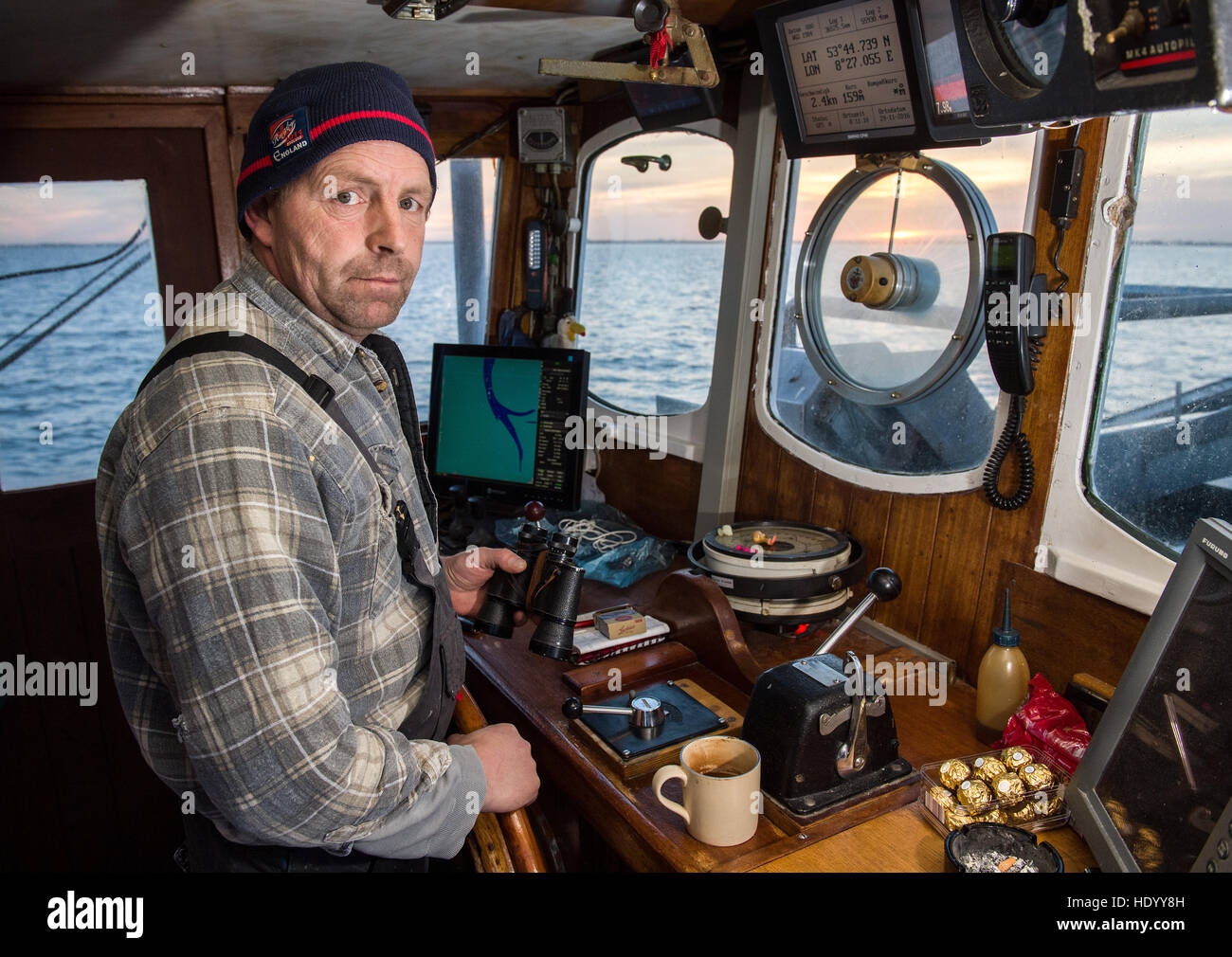 Dorum-Neufeld, Germany. 24th Nov, 2016. Shrimp fisherman Stephan ...