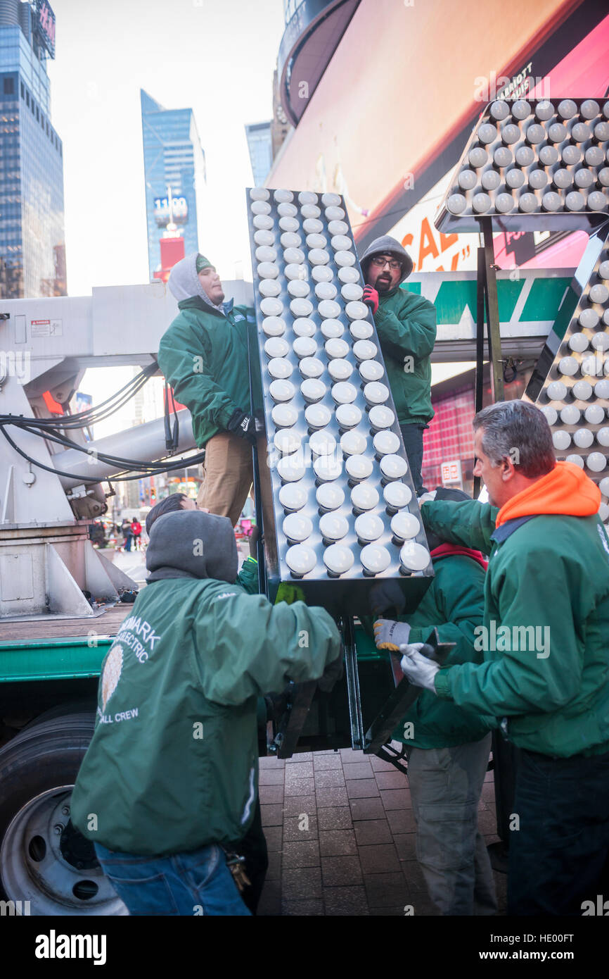New York, USA. 15th Dec, 2016. Workers from Landmark Signs & Electric ...