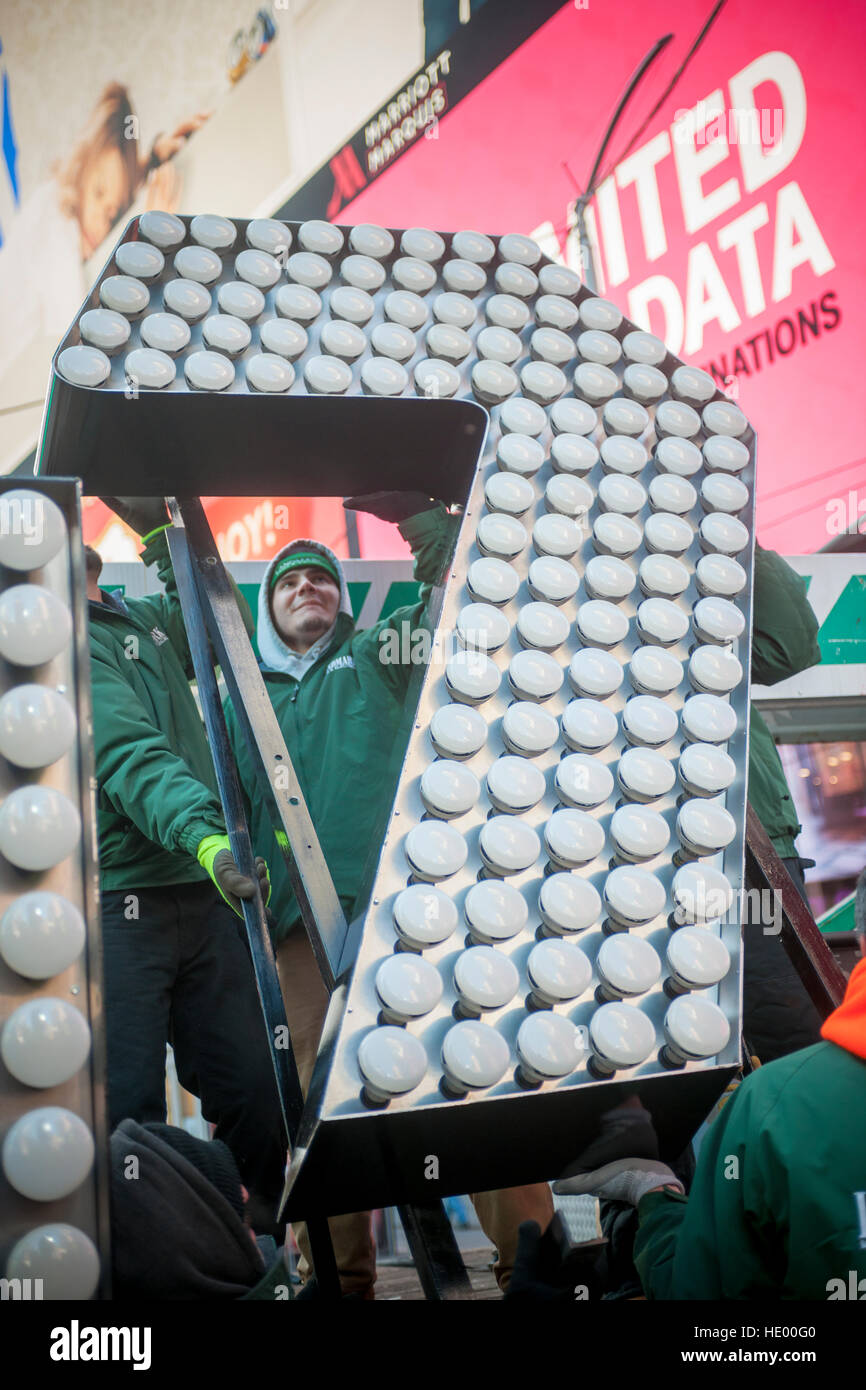 New York, USA. 15th Dec, 2016. Workers from Landmark Signs & Electric ...