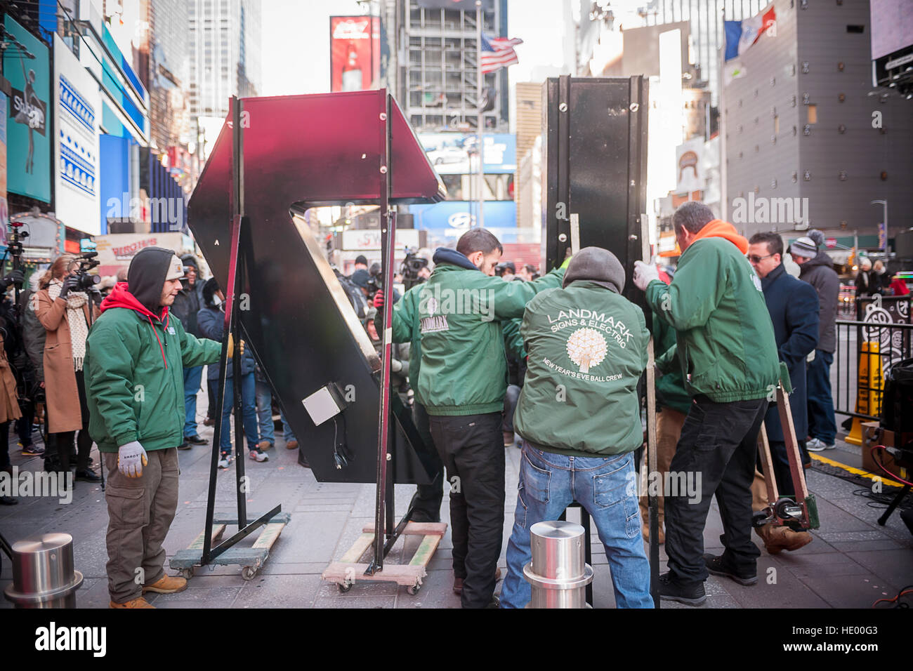 New York, USA. 15th Dec, 2016. Workers from Landmark Signs & Electric ...