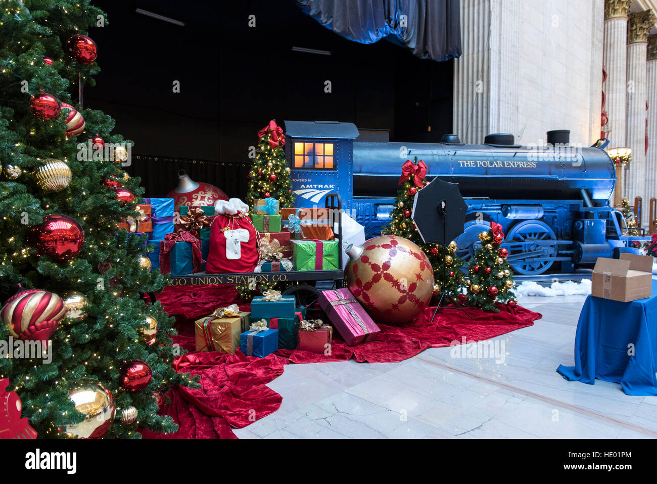 Chicago, USA. 15 December 2016. The Great Hall in Union Station is ...