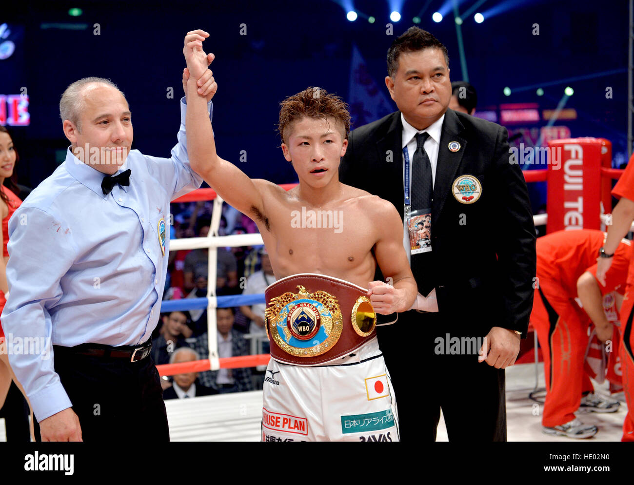 (L-R) Mark Nelson (Referee), Naoya Inoue (JPN), Leon Panoncillo ...