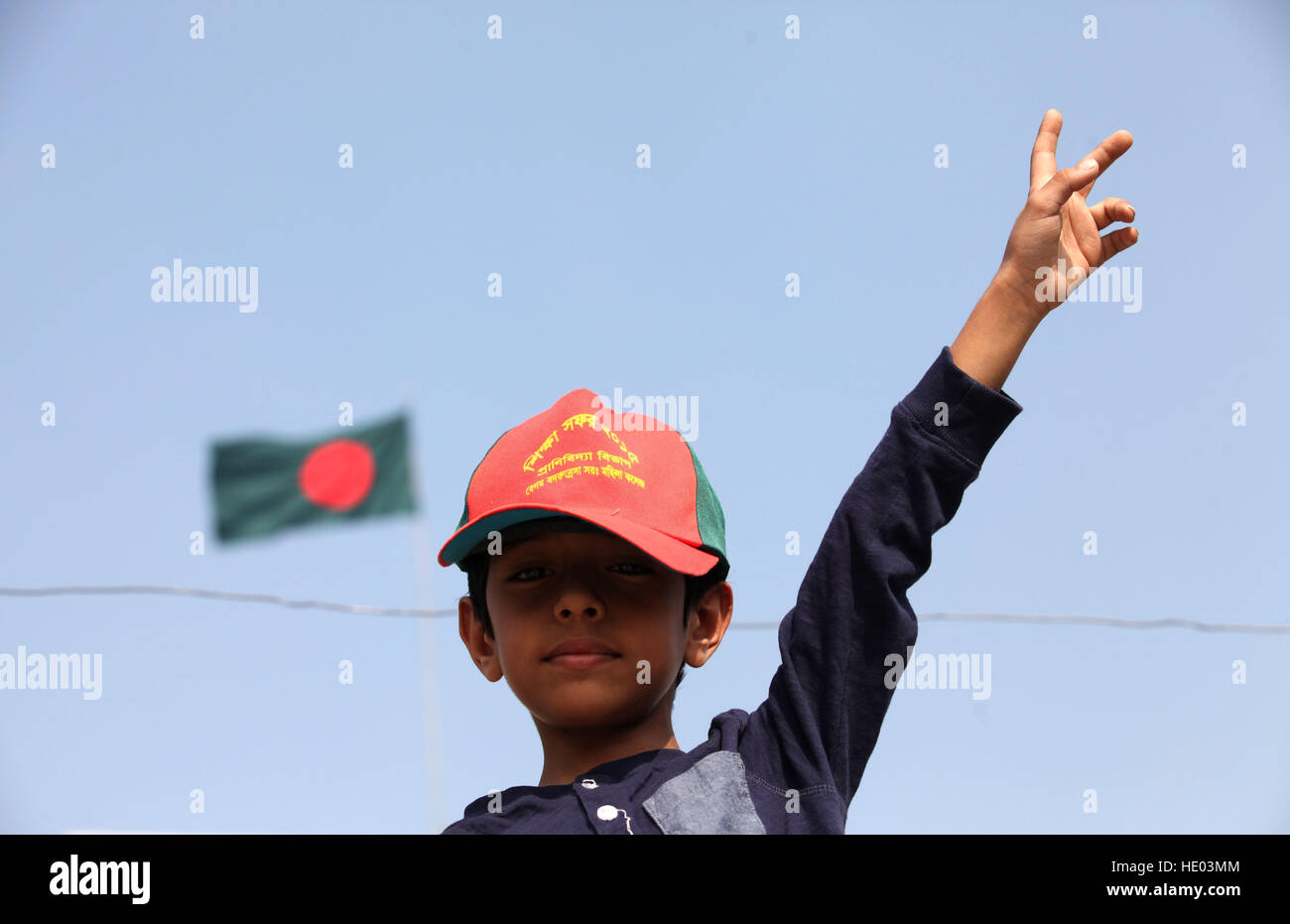 Dhaka, Bangladesh. 16th Dec, 2016. A Bangladesh boy shows the victory ...