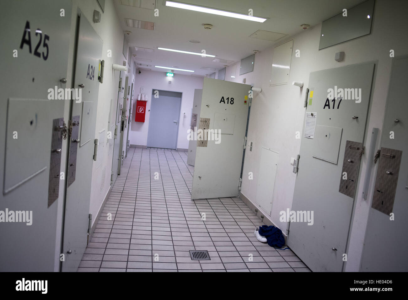Cologne, Germany. 15th Dec, 2016. Custody cells at the police presidium ...