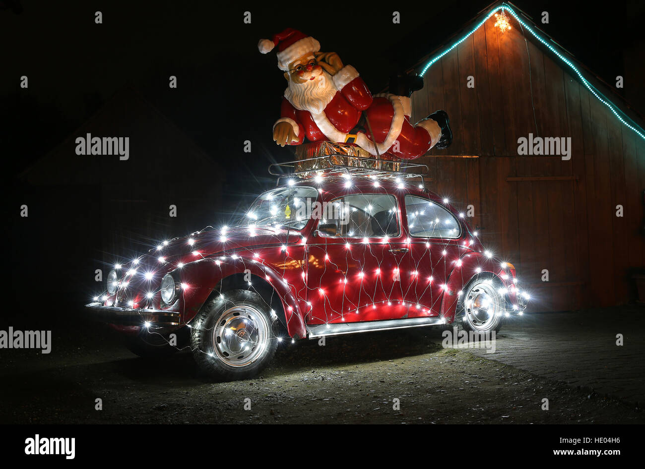 Ertingen, Germany. 15th Dec, 2016. A festively decorated VW "Kaefer ...