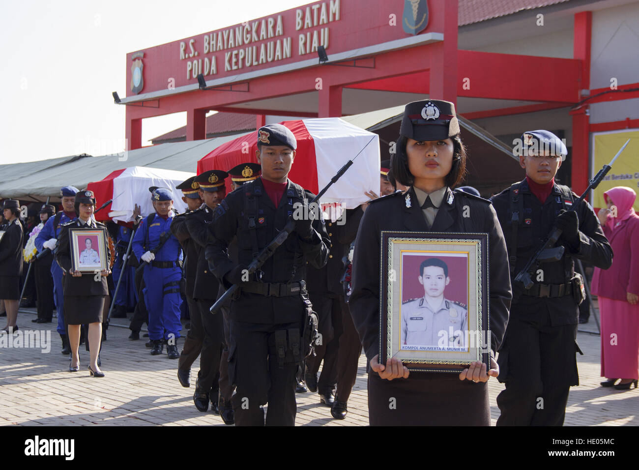 Batam, Riau Island, Indonesia. 16th Dec, 2016. Police officers carry ...