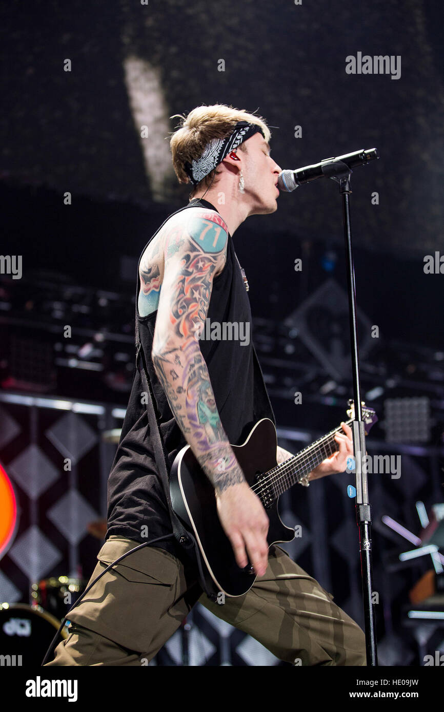 Machine gun kelly performing hi-res stock photography and images - Alamy