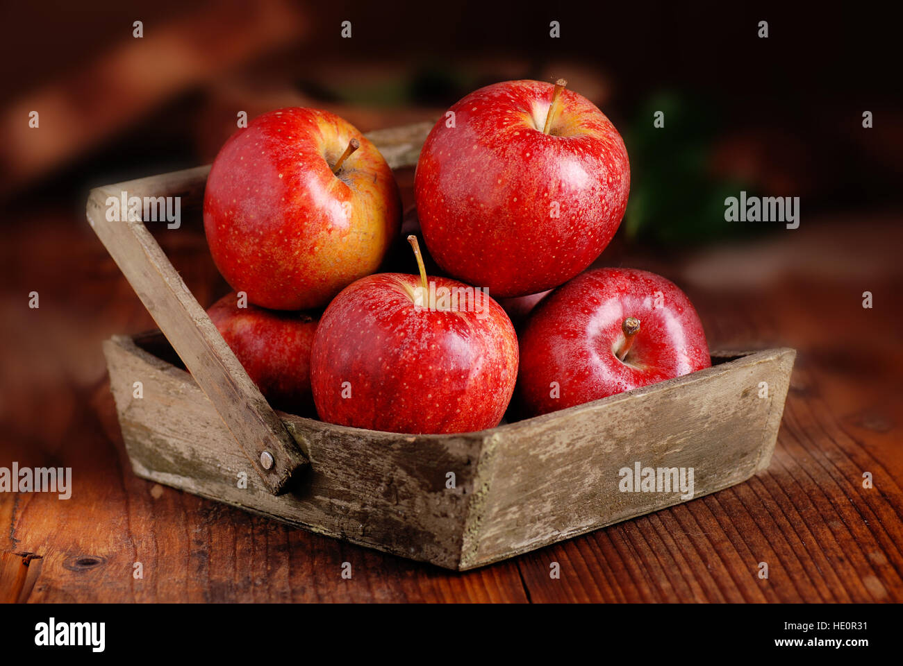 pile of red apples inside a wooden box Stock Photo - Alamy