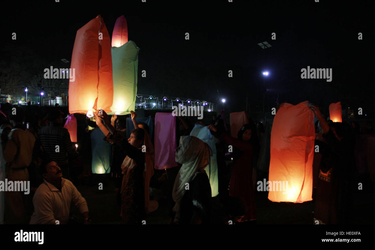 Lahore, Pakistan. 15th Dec, 2016. Pakistani civil society activists and ...