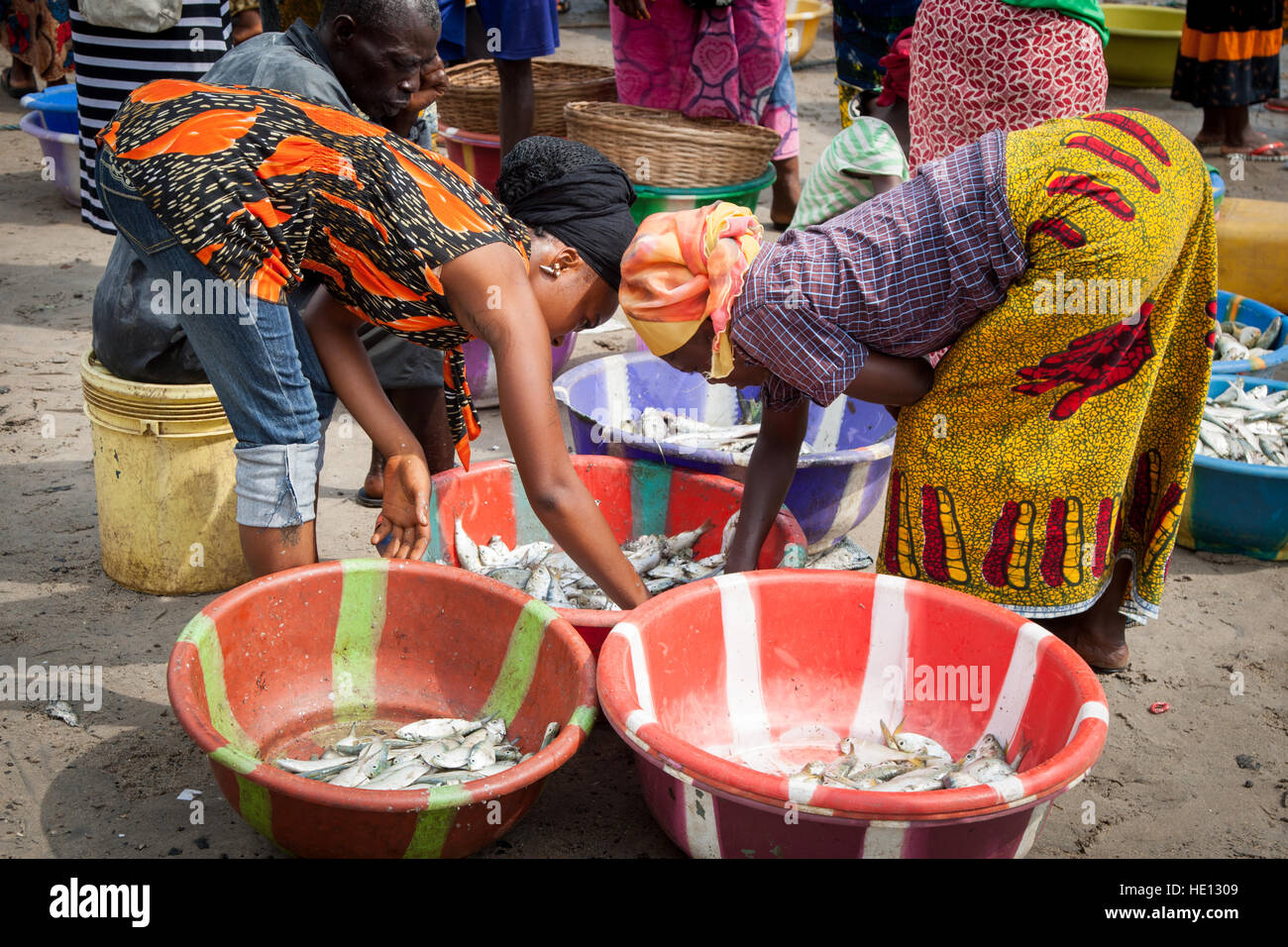 Women selling fish in fishing hi-res stock photography and images - Alamy
