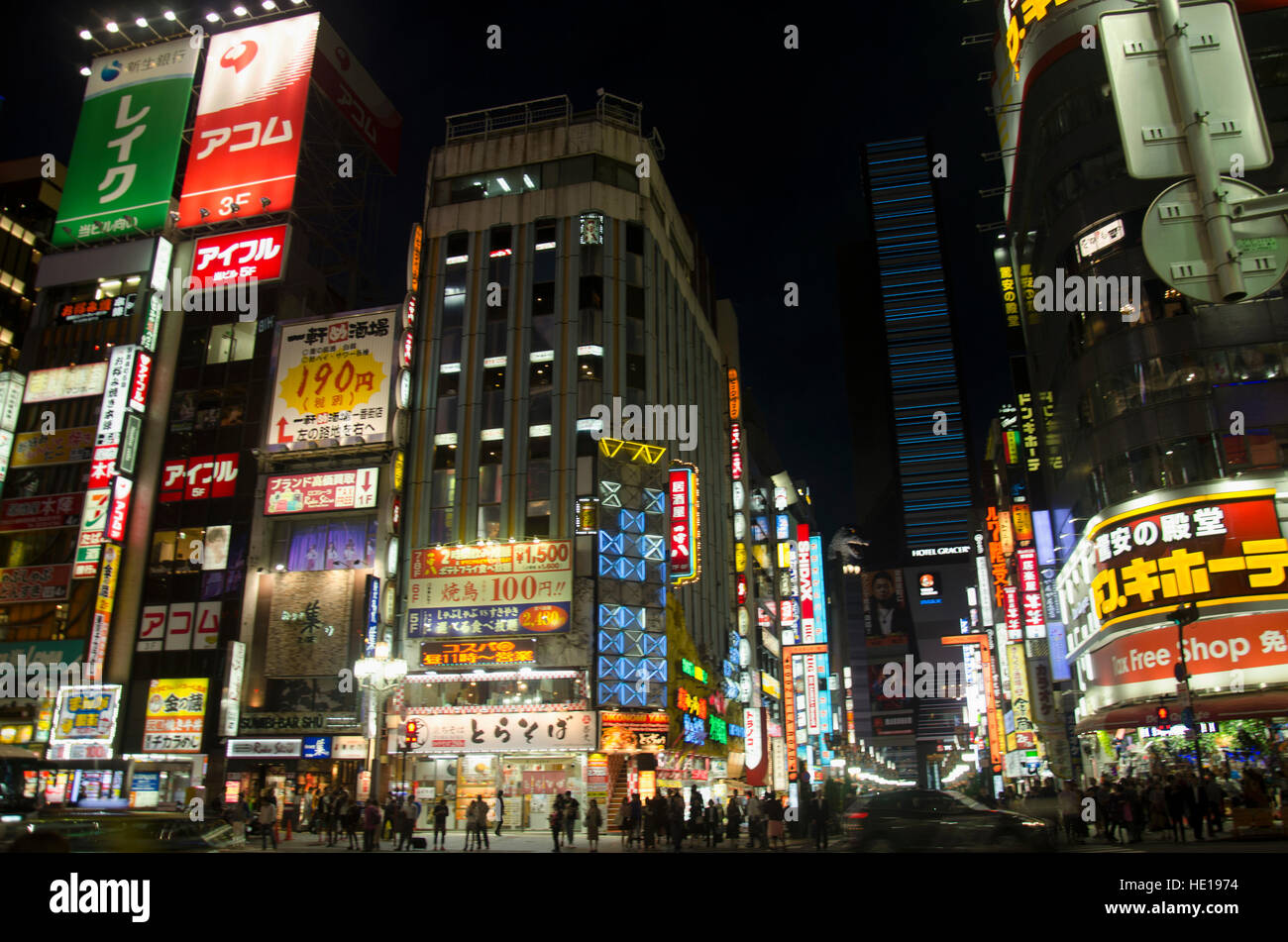 Japanese people waiting traffic signs for walk crossover traffic road ...