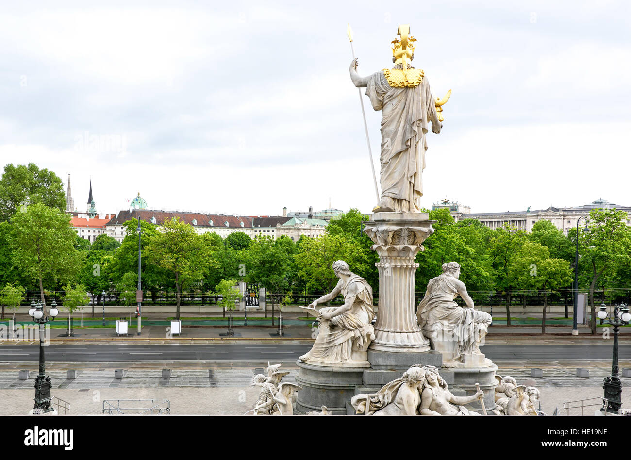 Photo view on ringstrasse street and statues from the historic building ...