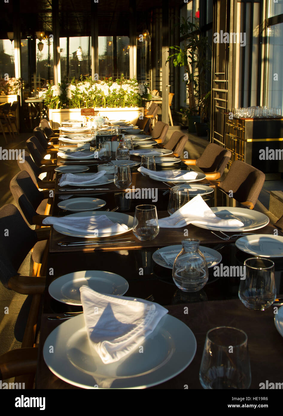 Business dinner long table hi-res stock photography and images - Alamy