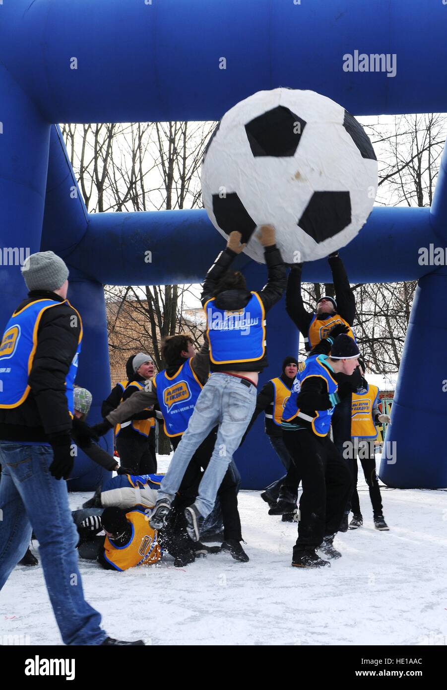 Game gigantbol. Throwing a big ball Stock Photo - Alamy