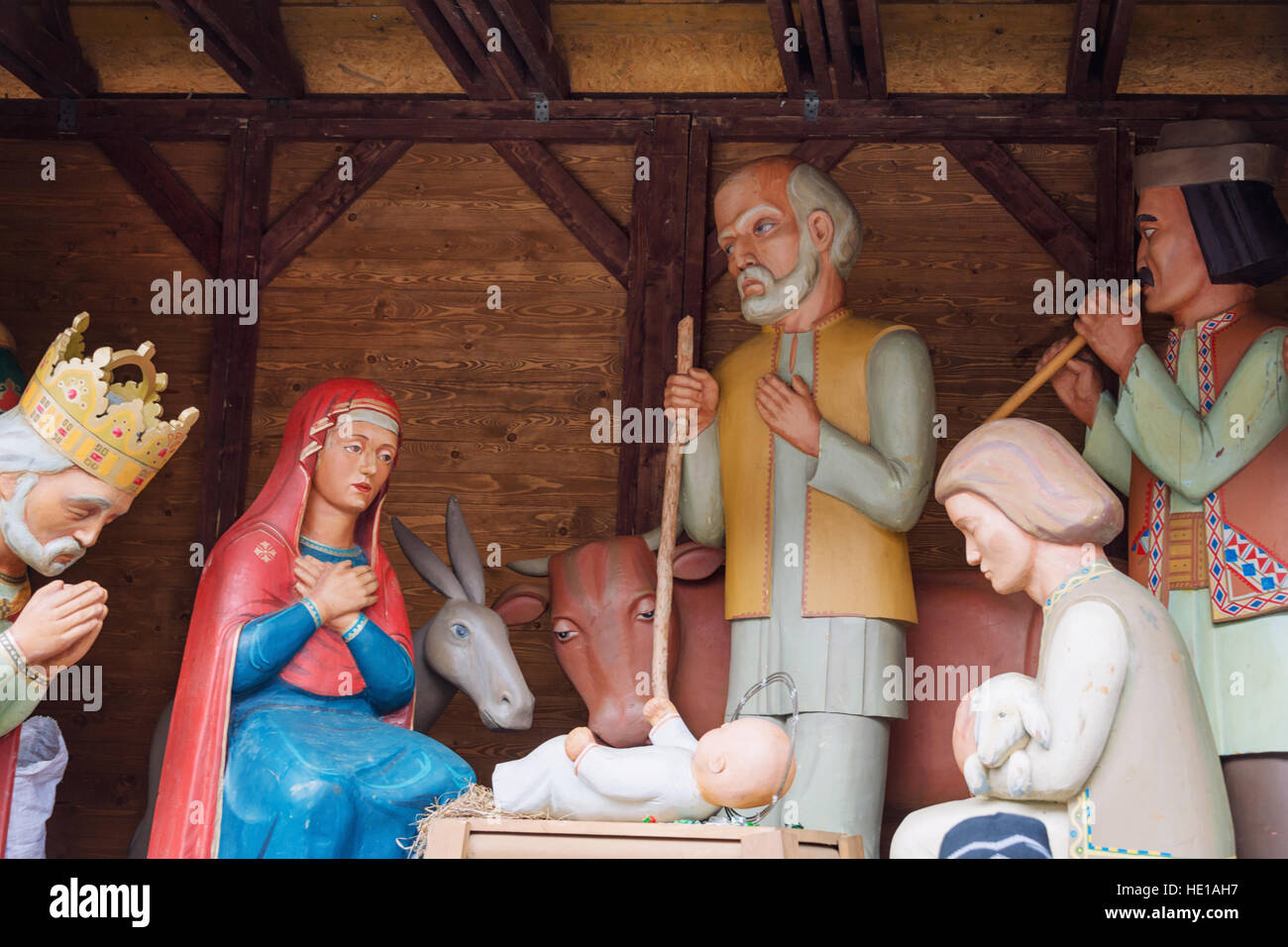 Christmas nativity scene with baby Jesus, Mary and Joseph in barn Stock ...