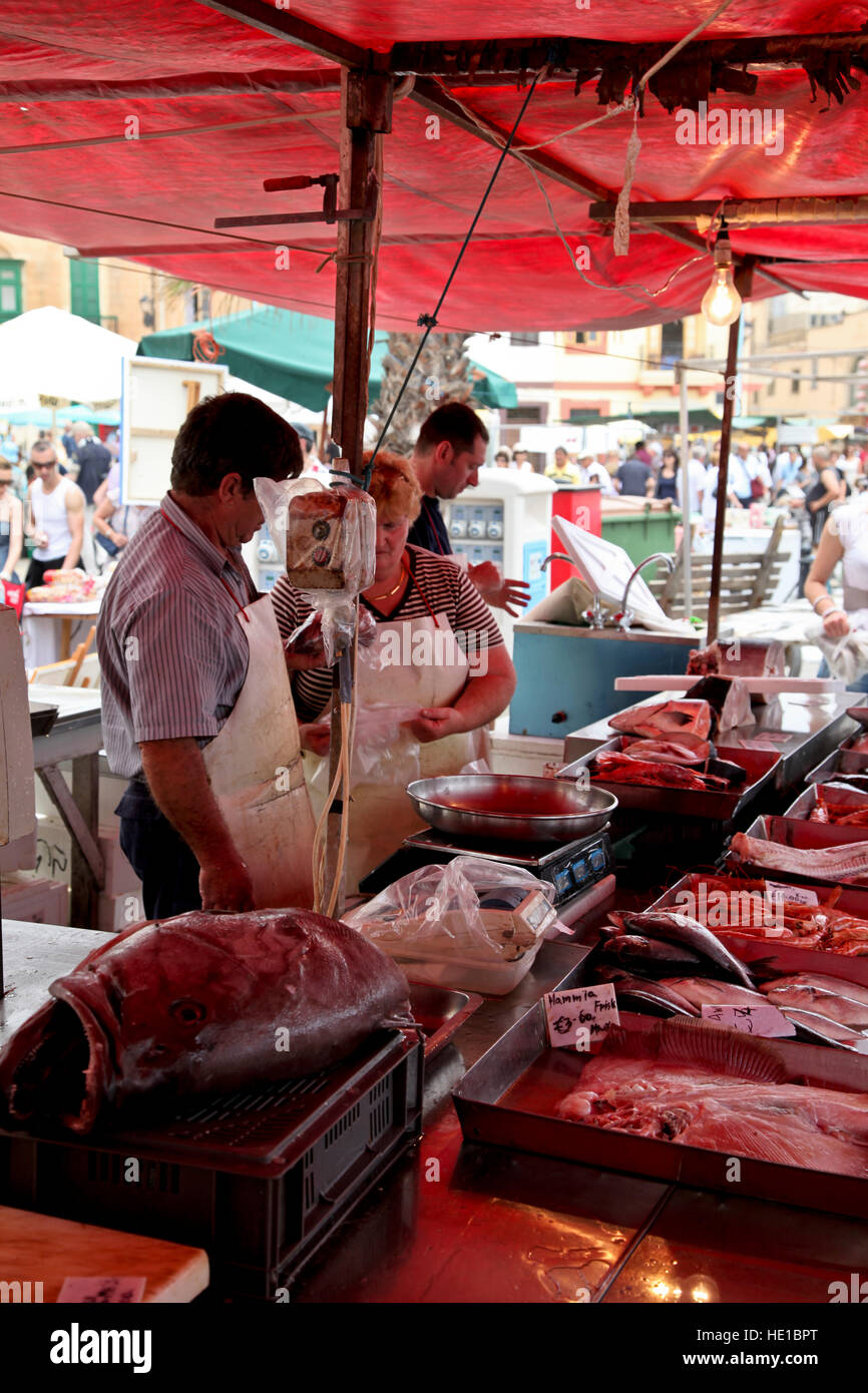 Vendors selling fresh seafood hi-res stock photography and images - Alamy