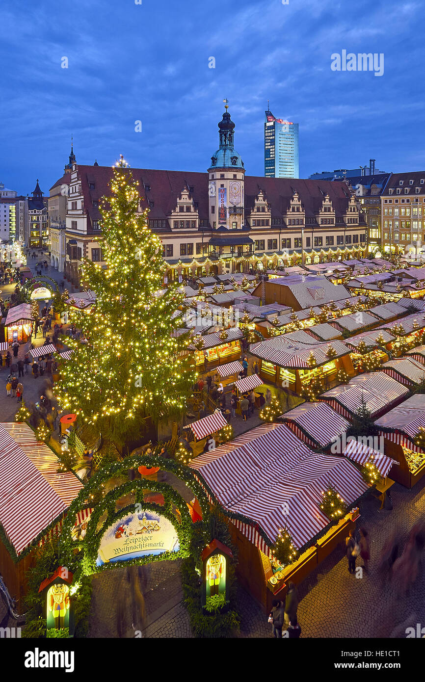 Christmas market on the market square with old town hall in Leipzig ...