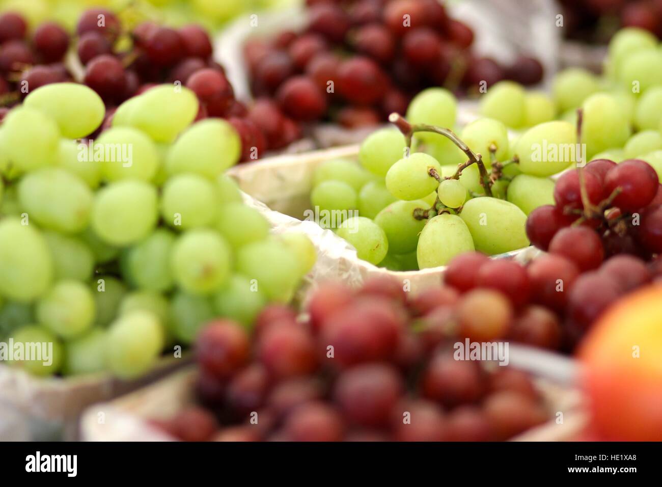 Locally grown grapes for sale at a local farmers market Stock Photo - Alamy
