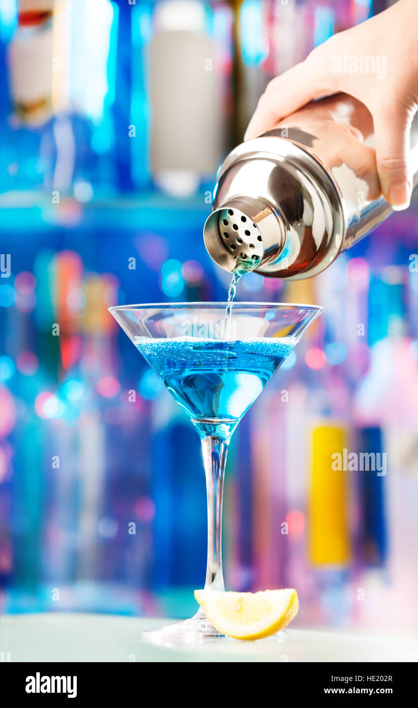 Hand of barman pouring liqueur to cocktail glass Stock Photo - Alamy