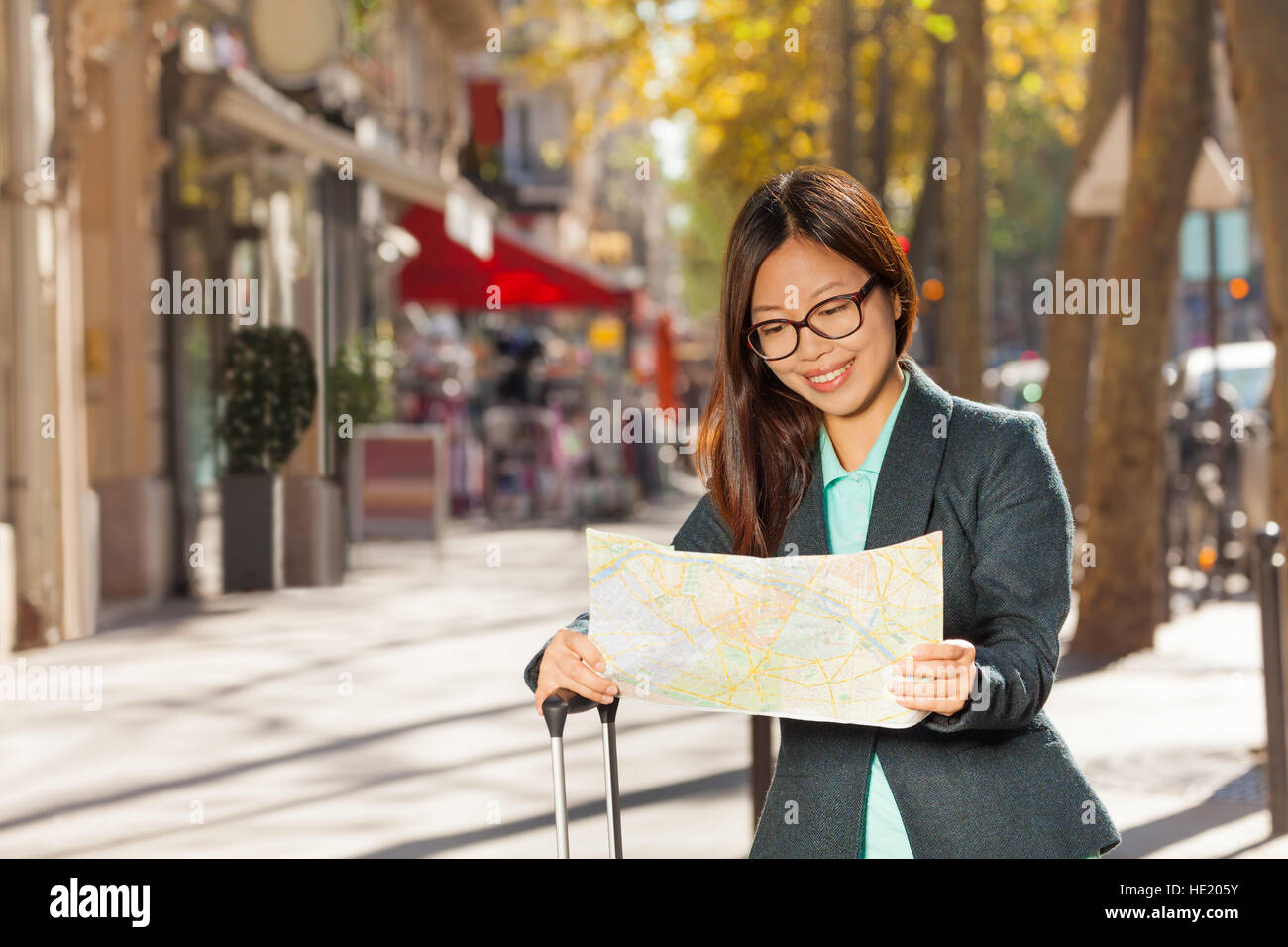 Girl reading map hi-res stock photography and images - Alamy