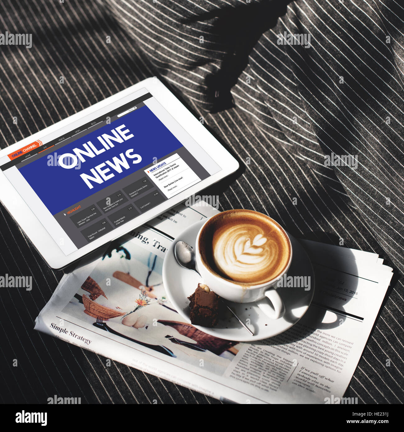 Online news paper hi-res stock photography and images - Alamy