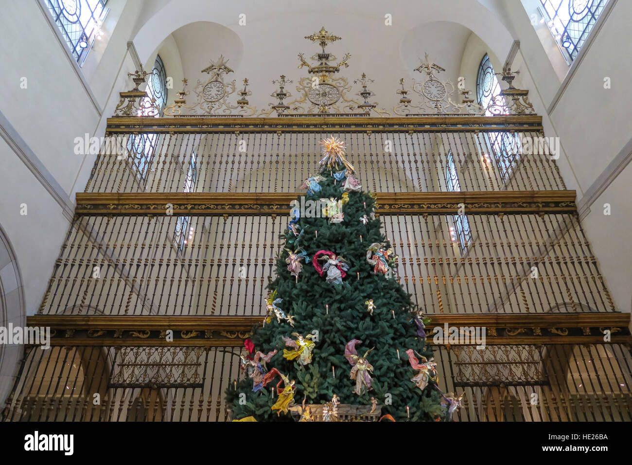 Christmas Tree in the Medieval Sculpture Hall, The Metropolitan Museum ...