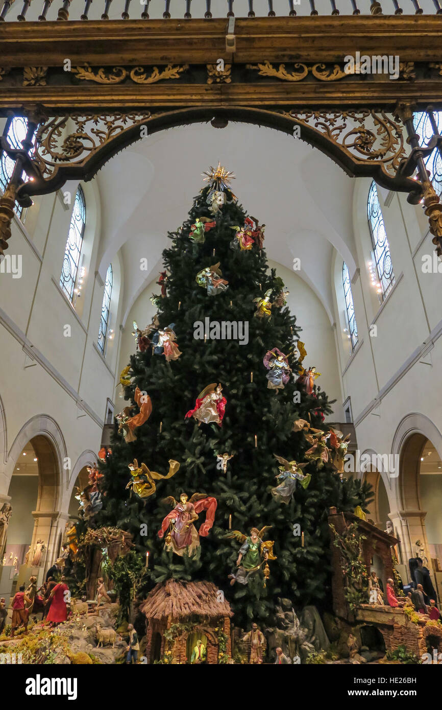 Christmas Tree in the Medieval Sculpture Hall, The Metropolitan Museum ...