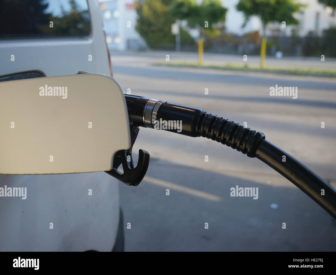 tank up a car Stock Photo - Alamy