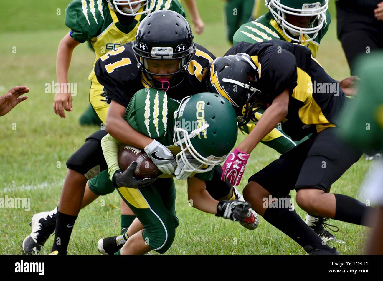 Youth American football players Stock Photo - Alamy