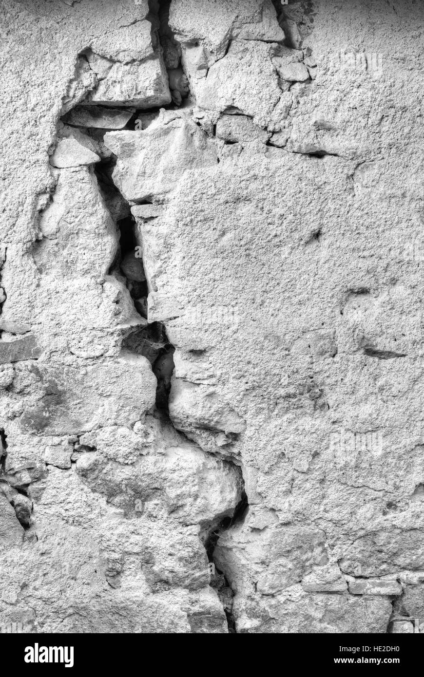 Big fissure in a house wall in black and white Stock Photo - Alamy