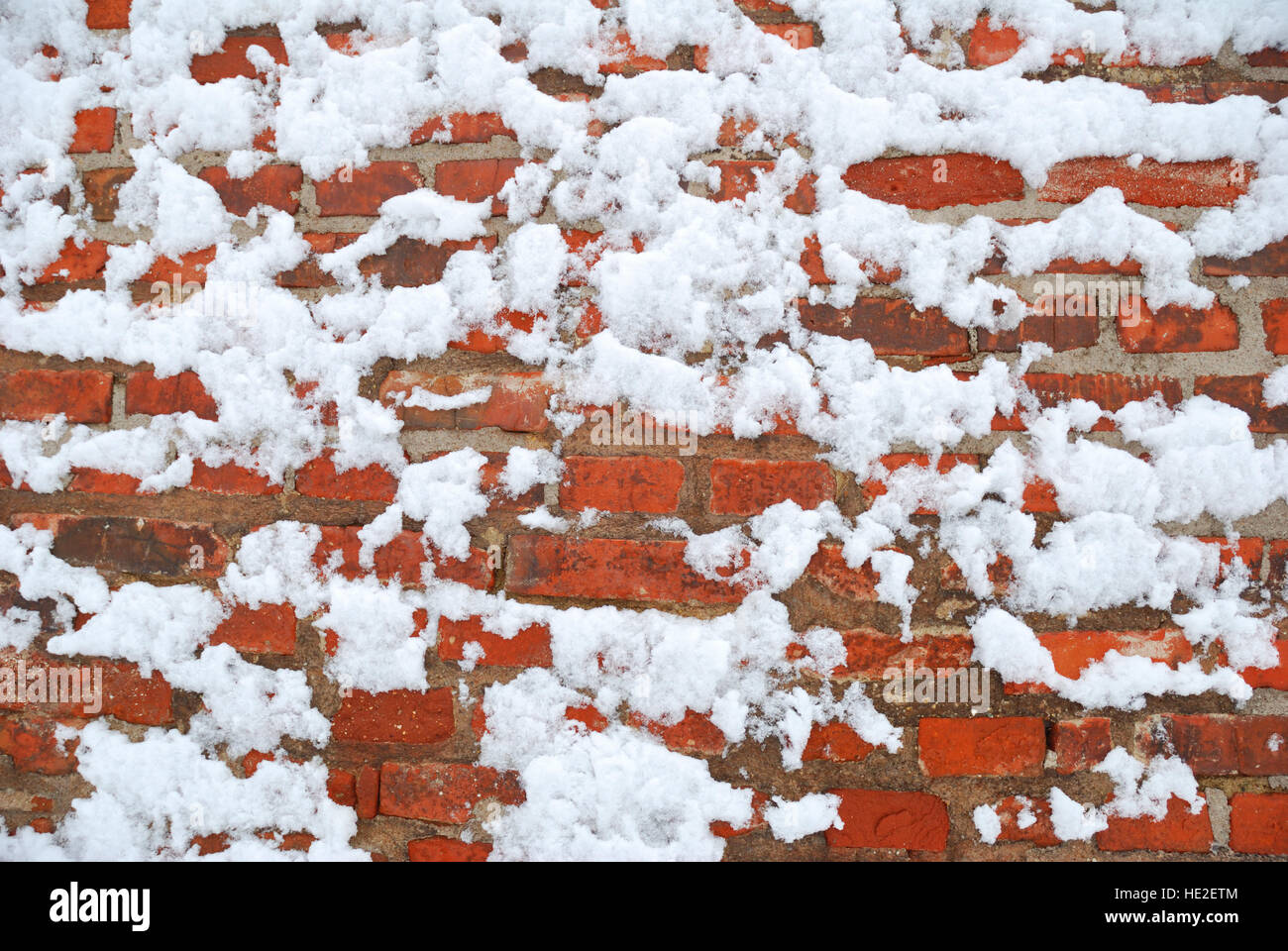 Brick wall covered in heavy snow Stock Photo - Alamy