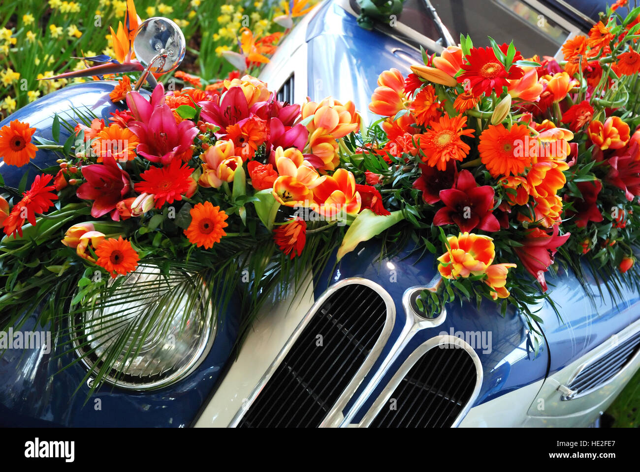 Car decorated with flowers hi-res stock photography and images - Alamy