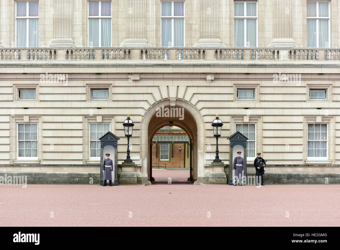 Buckingham palace and sentry box hi-res stock photography and images ...
