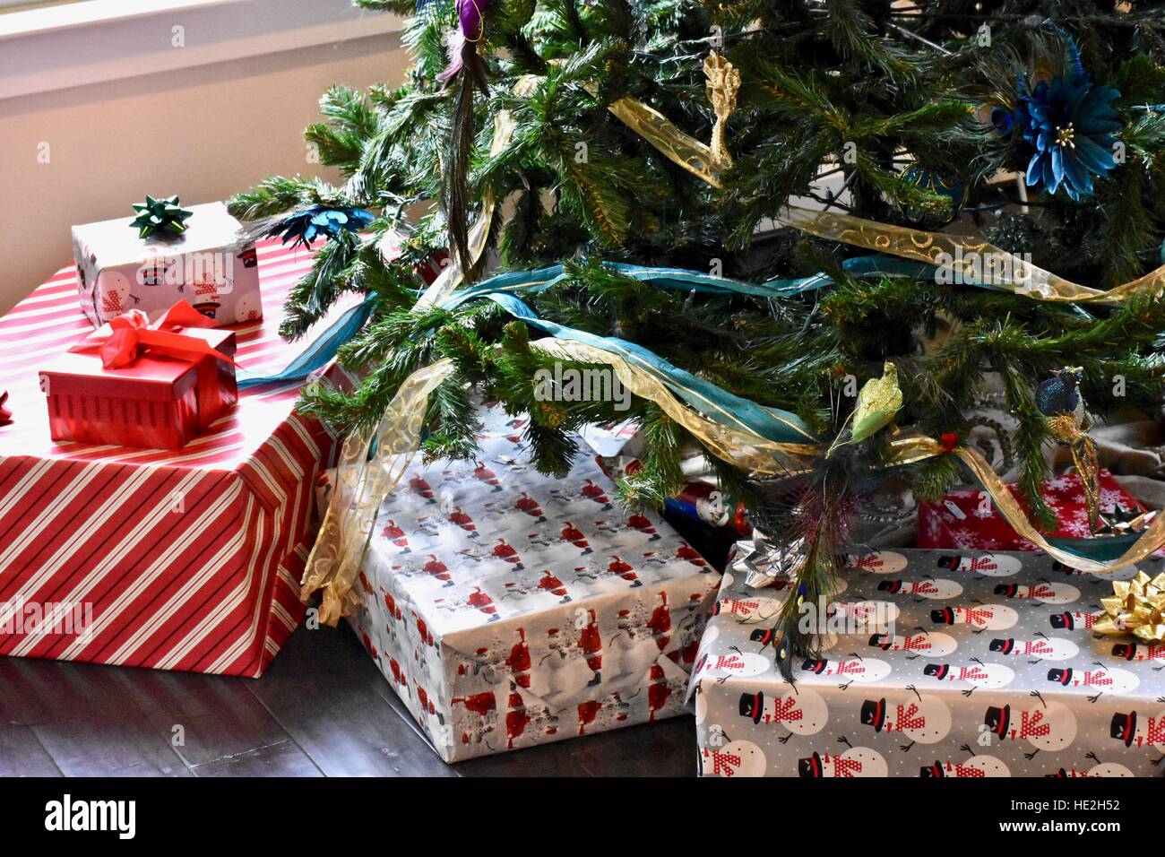Christmas presents and christmas tree hi-res stock photography and ...
