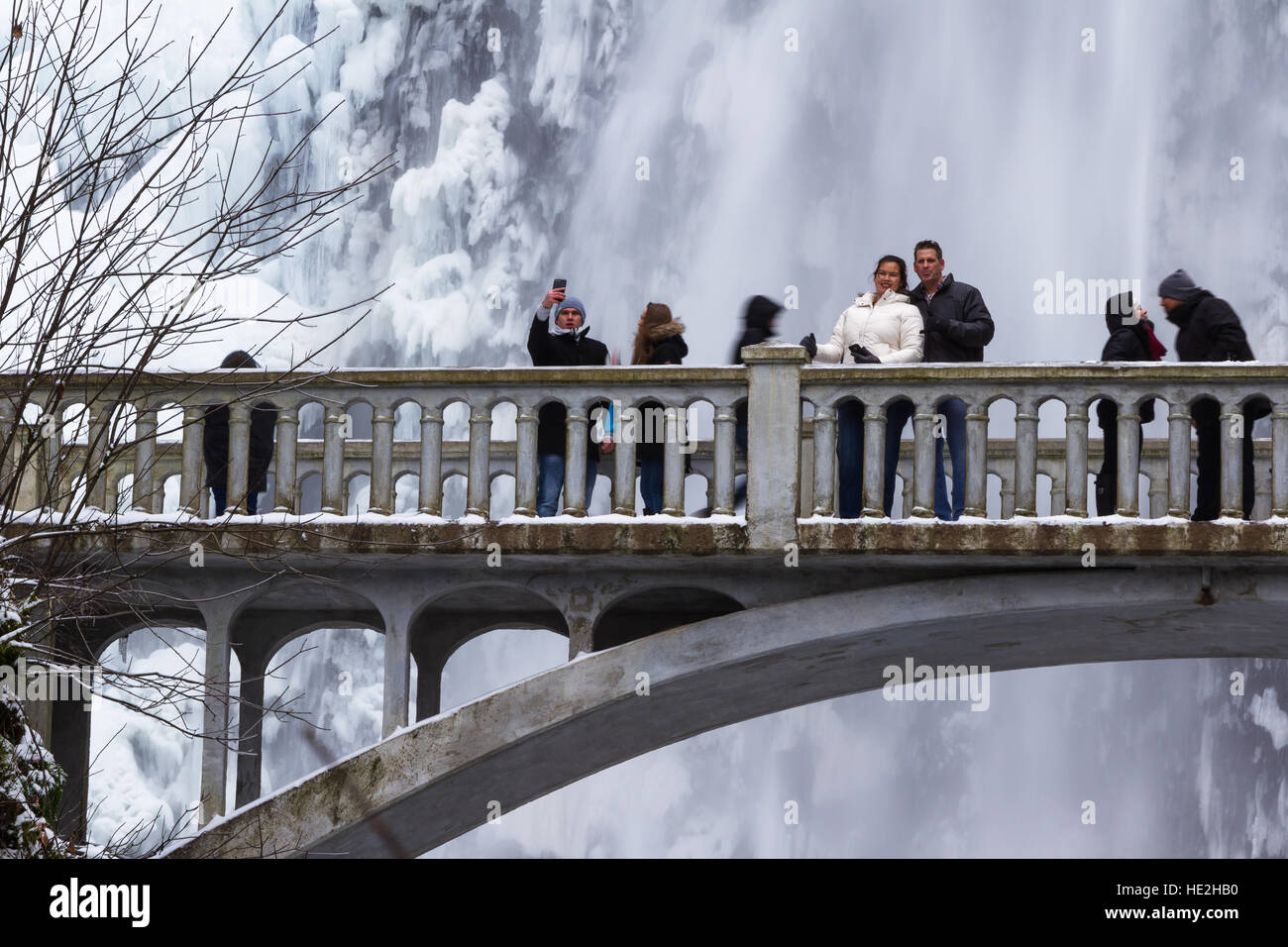 Multnomah falls frozen hi-res stock photography and images - Alamy