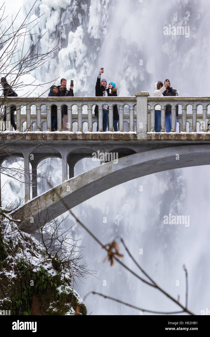 Multnomah falls frozen hi-res stock photography and images - Alamy