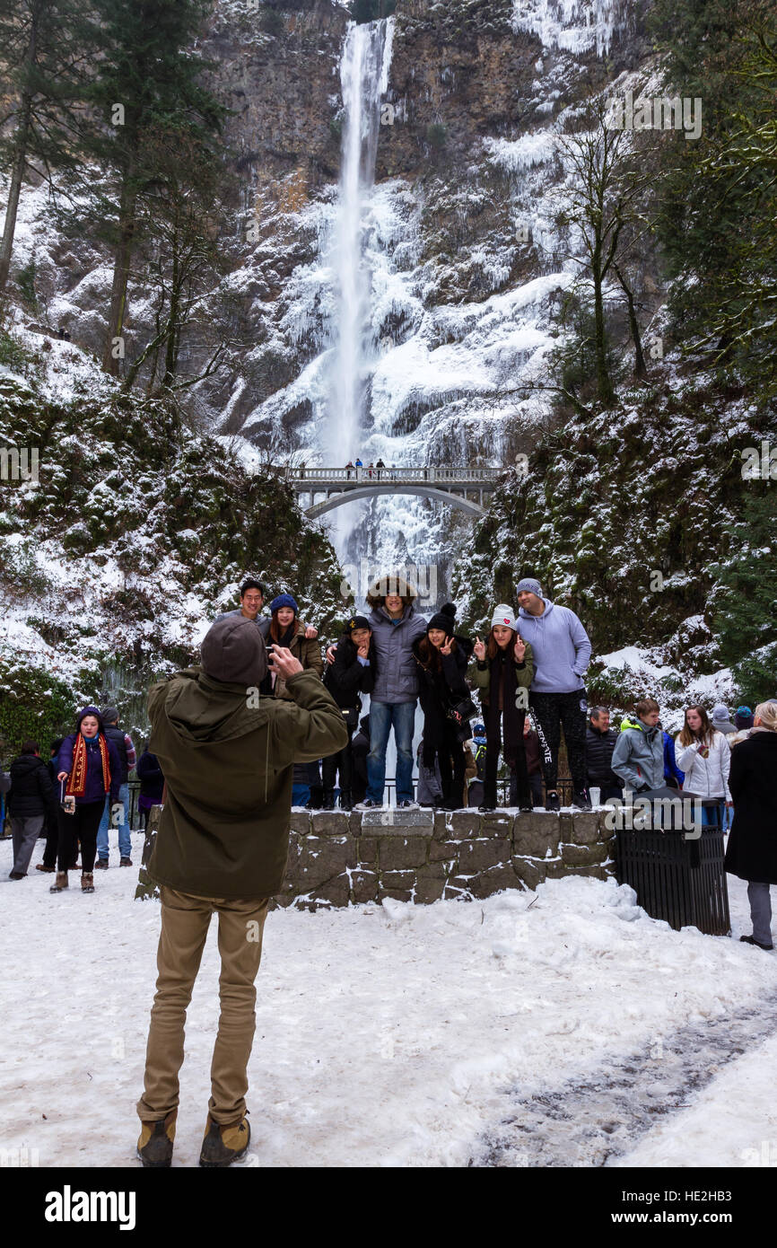 Multnomah falls frozen hi-res stock photography and images - Alamy