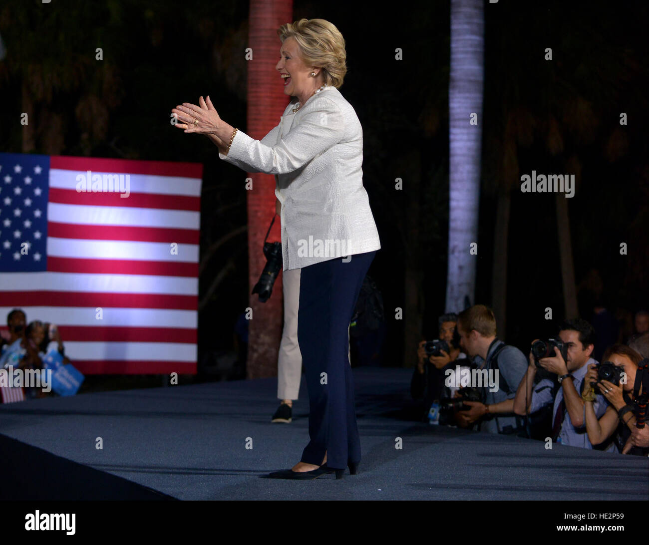 Three quarter length politics memorial hi-res stock photography and ...