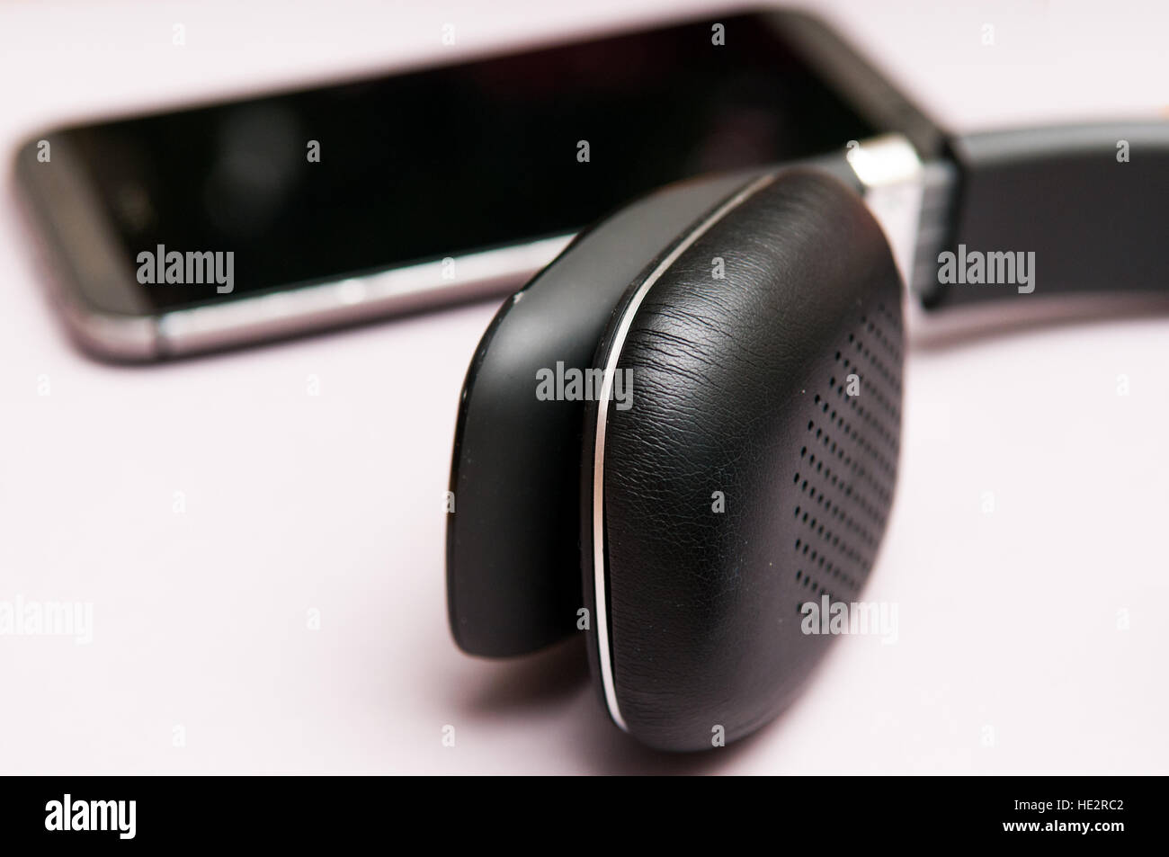 Listen on a mobile device hi-res stock photography and images - Alamy