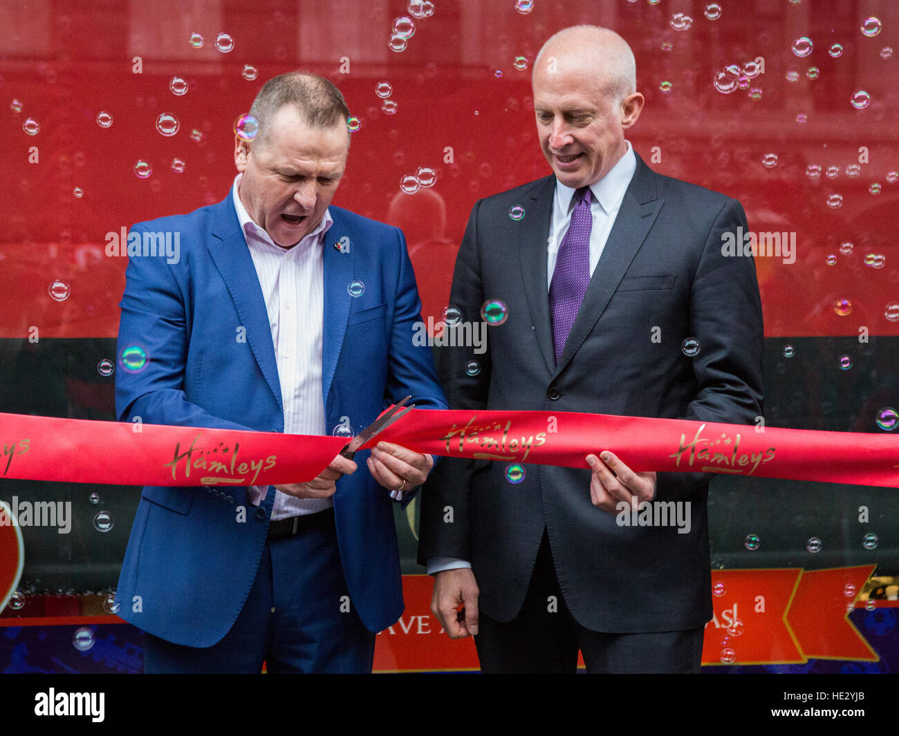 Hamleys unveil their 2016 Christmas windows, supported by the cast from ...